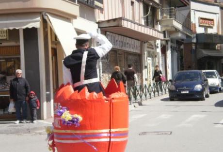Traffic police directing traffic through an easter egg! - ProtoThema ...