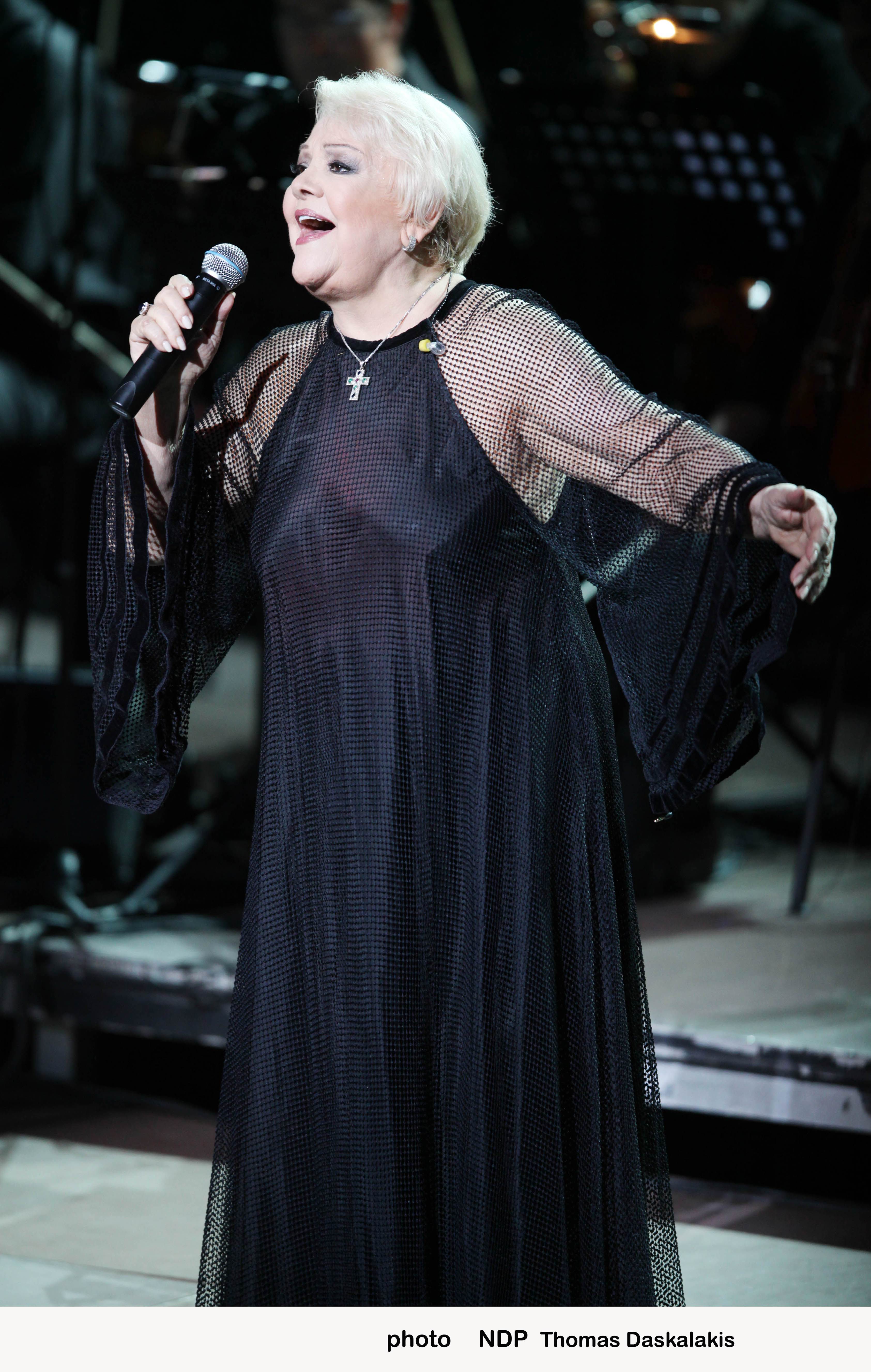 The grand lady of Greek singing Mary Linda dazzles the audience in ...