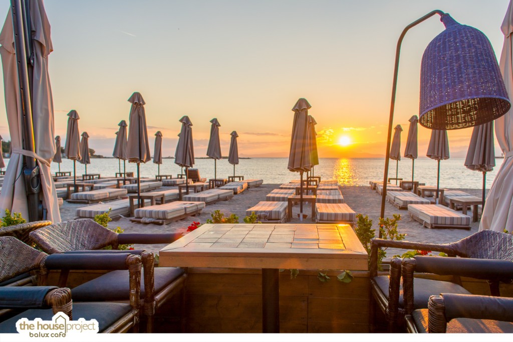 The kissing hotspots of Athens and beyond (Summer Guide) - ProtoThema ...