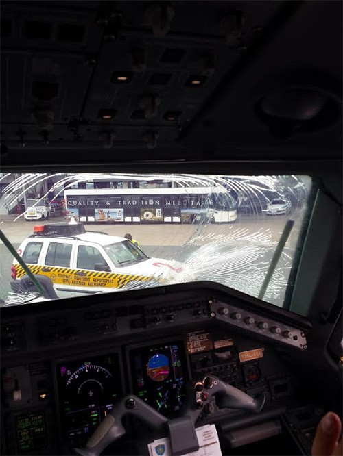 The window in the cockpit of Empraer "opened" at 37.000 feet ...