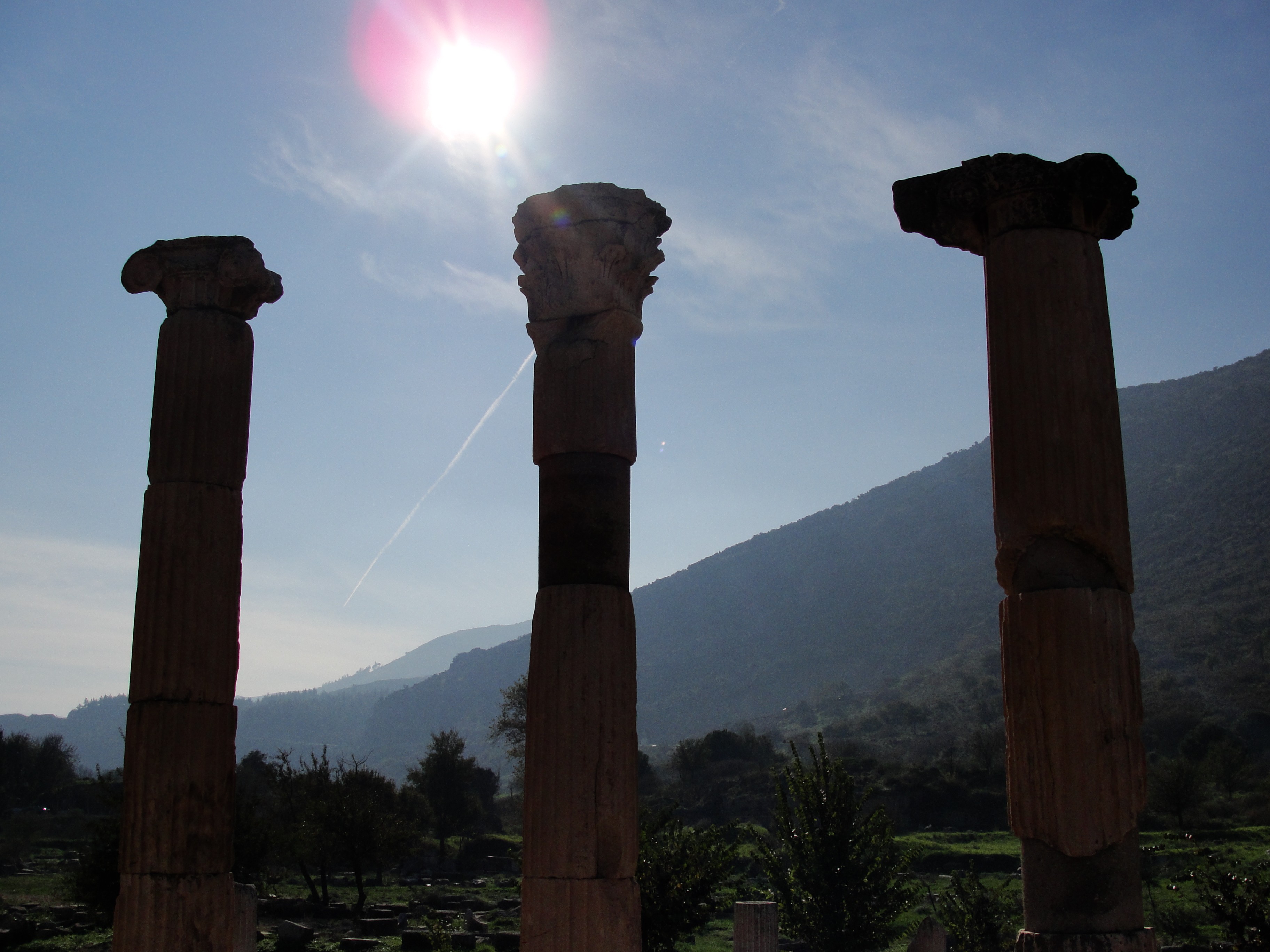A three-pillar strategy for the euro - ProtoThema English