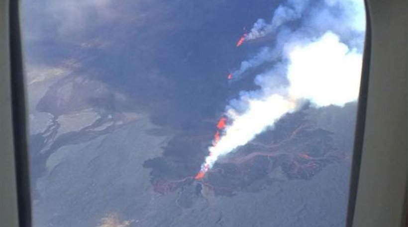 Pilot detours over erupting volcano to give passengers a closer look ...