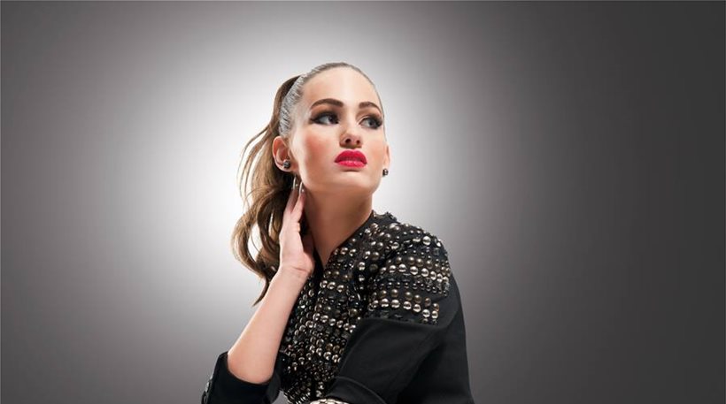 Athena Manoukian sends kisses and hugs (Watch the video) - ProtoThema ...