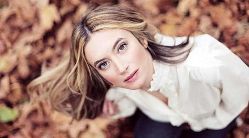 Athena Andreadis sings for the children of the world in Britain ...