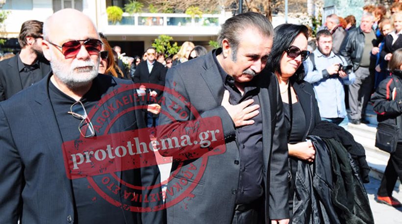 Satirist Lazopoulos says goodbye to his beloved mother - ProtoThema English