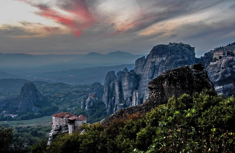 Meteora at Easter - ProtoThema English