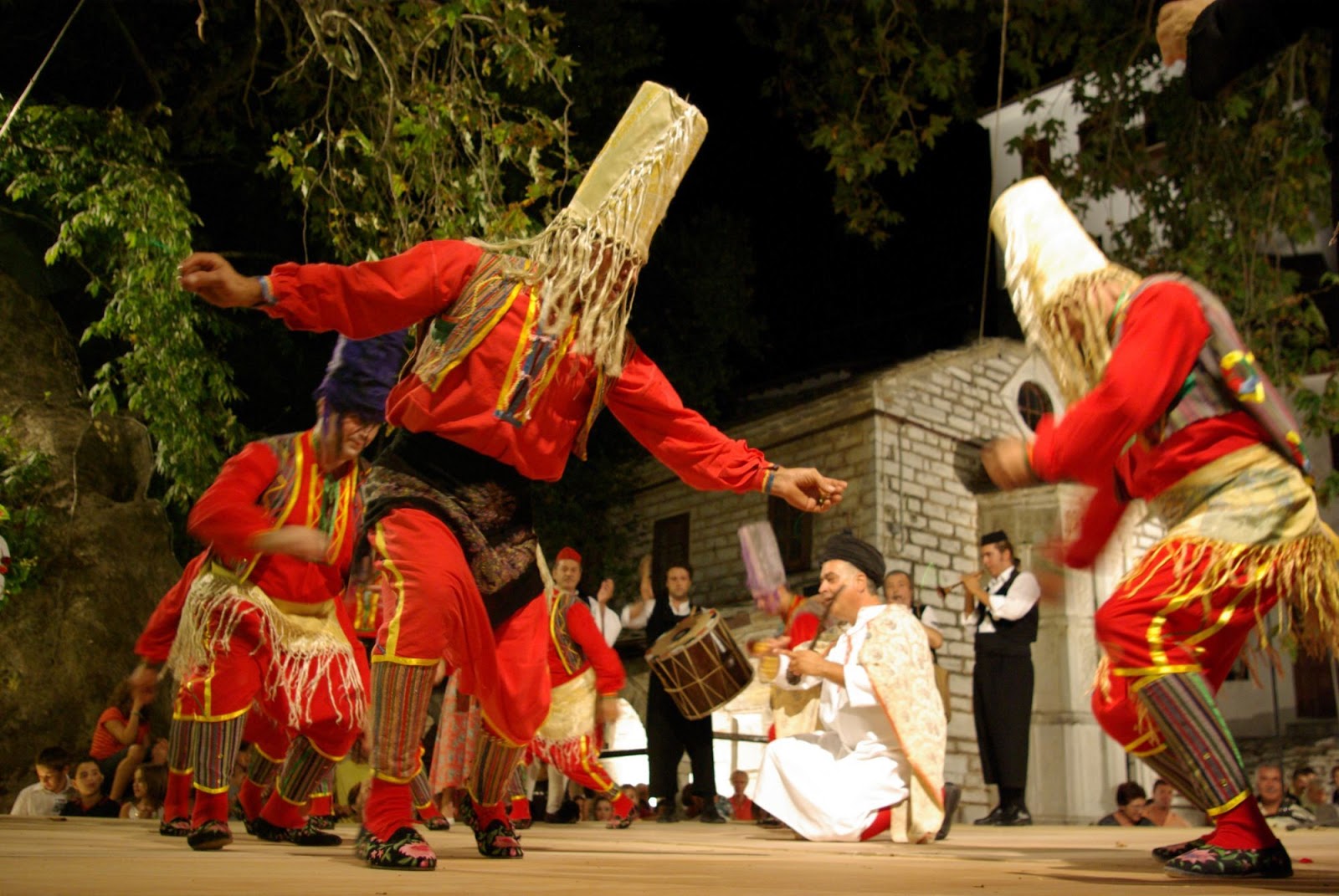 Here come the May men of Makrinitsa - ProtoThema English