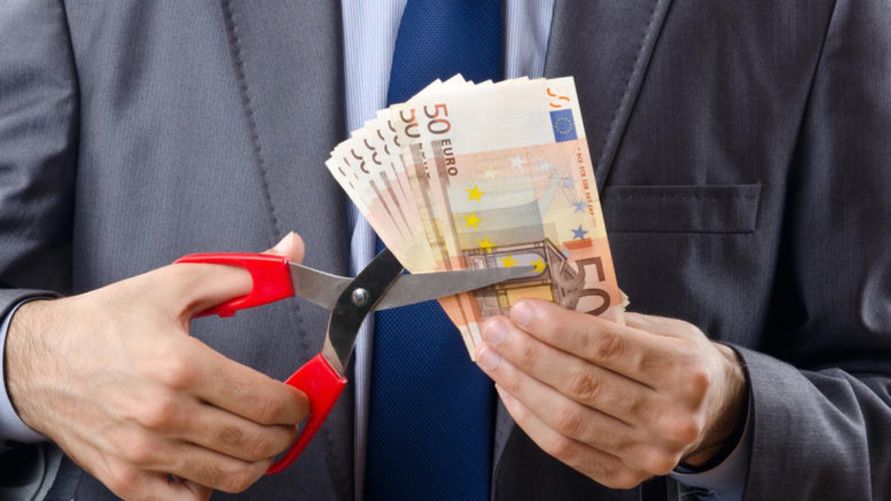 Horizontal salary cuts for all Greek employees - ProtoThema English