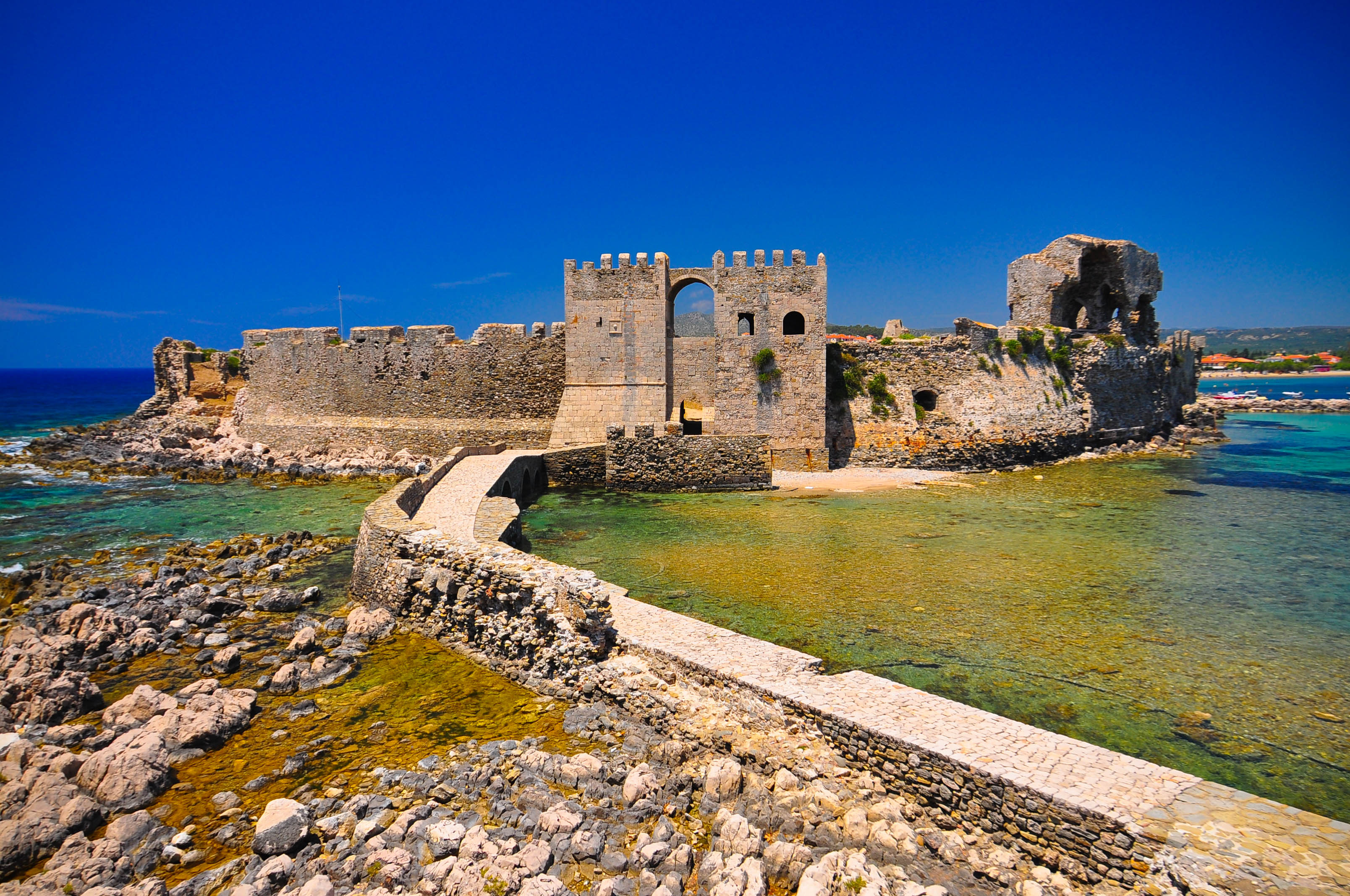 Castle in Methoni - ProtoThema English