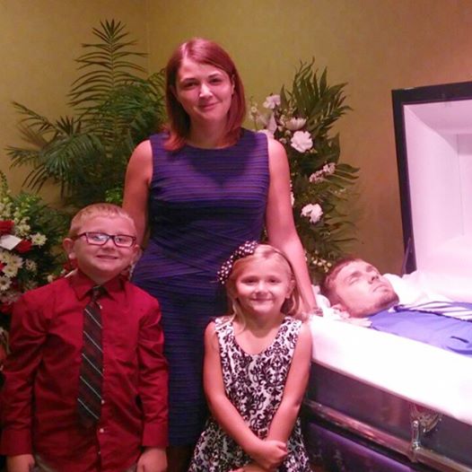Mother takes shocking viral 'family' photo with dead husband ...