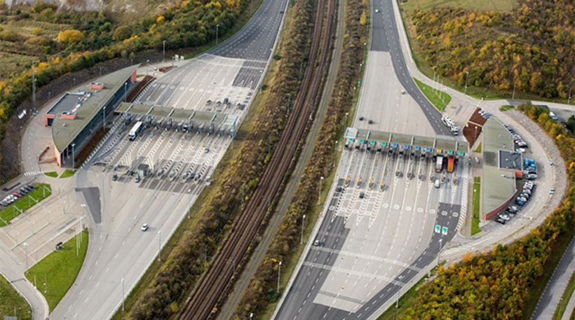 Amazing bridge turns from road to tunnel connecting Denmark to Sweden ...