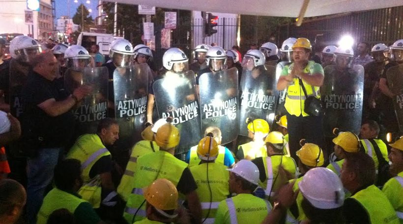 Miners protest unit's closure outside debate venue - ProtoThema English