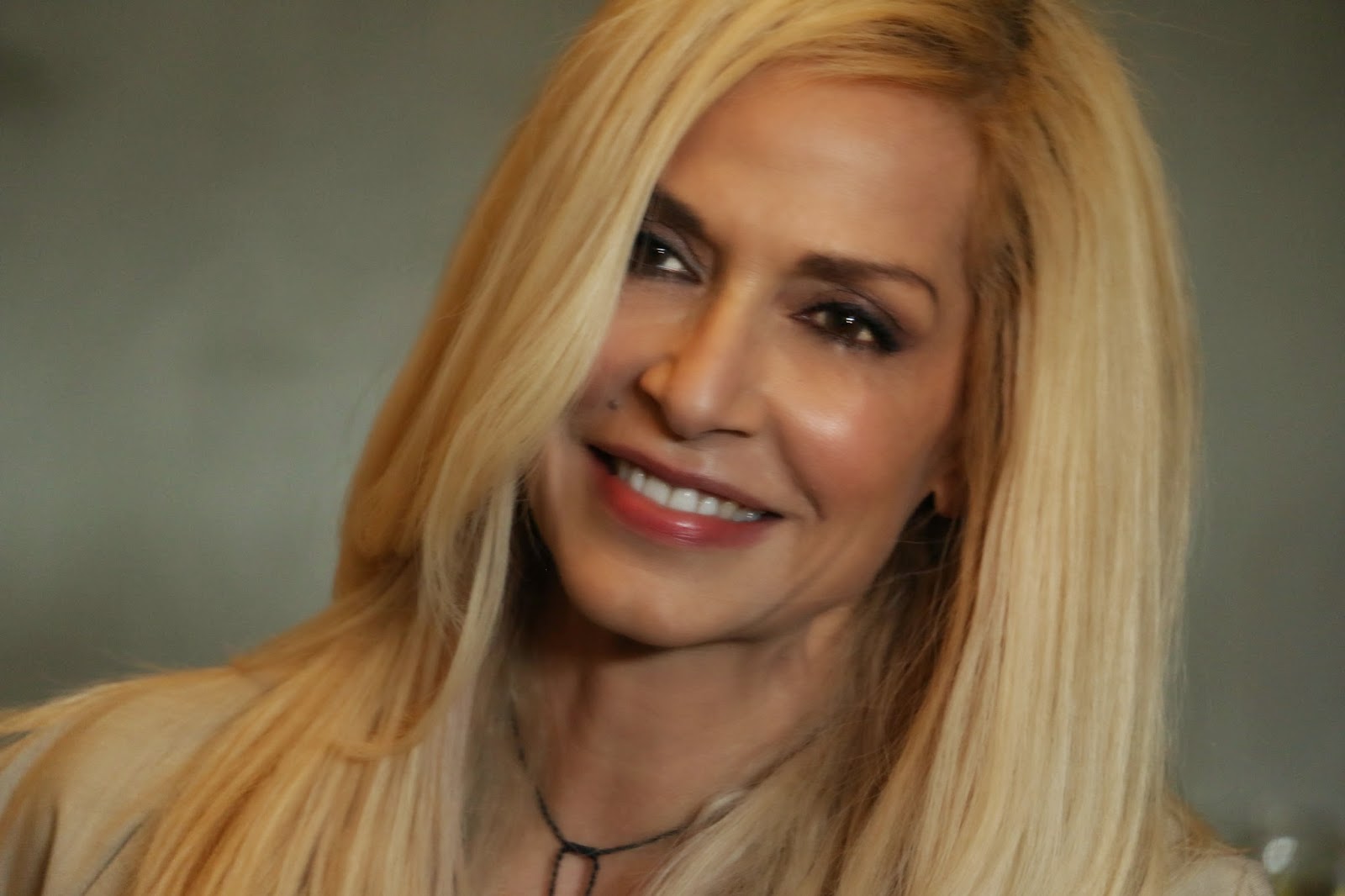 Watch the new video clip of Greek singer Anna Vissi (vid) - ProtoThema ...