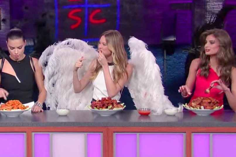 Watch Victoria's Secret models eat buffalo wings (vid) - ProtoThema English