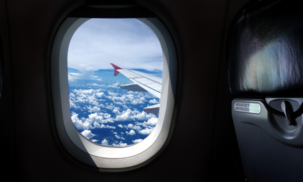 So WHY are airplane windows round? (vid) - ProtoThema English
