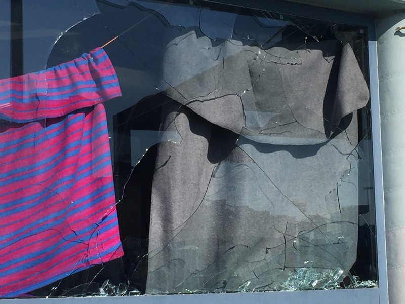 Piraeus refugee 'war zone' overnight: 7 injured, 2 serious (aftermath ...