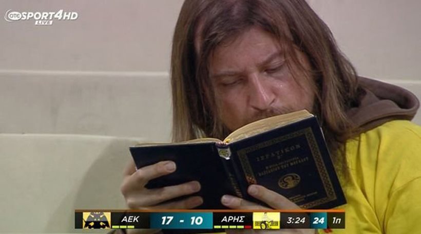 AEK fan gets 'religious man' of the year award! (photo) - ProtoThema ...