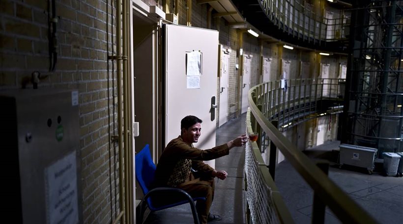 Dutch host refugees in prisons (photos) - ProtoThema English