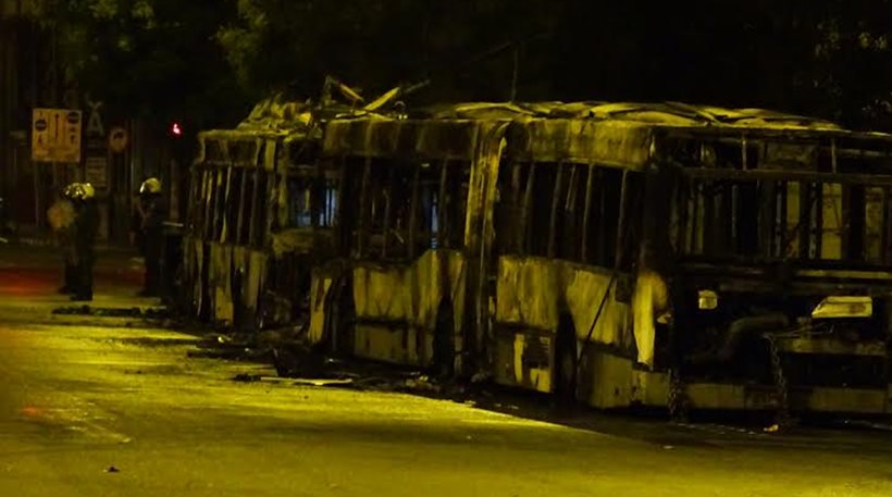 Anti-authoritarians set fire to bus and trolley - ProtoThema English