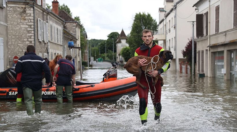 Heavy rain leads to devastating floods in France (pics) - ProtoThema ...