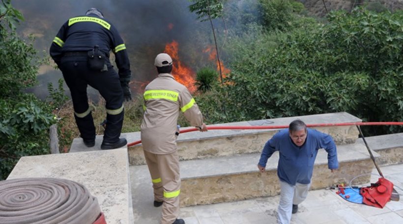 Fire in Knossos approaches residential settlement (photos) - ProtoThema ...