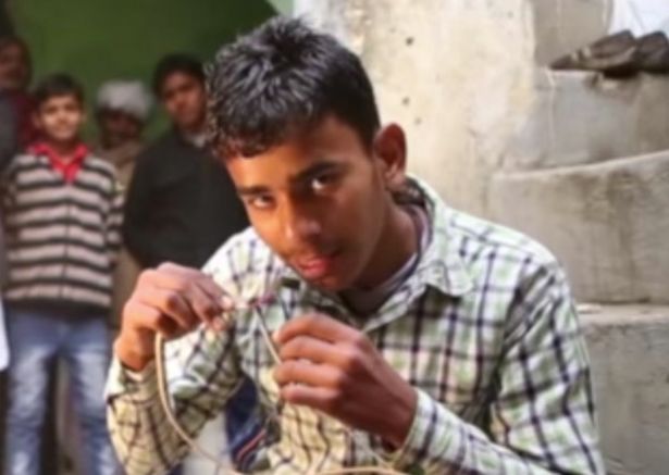 ‘Electric boy’ can resist 11,000 volts! (amazing video!) - ProtoThema ...