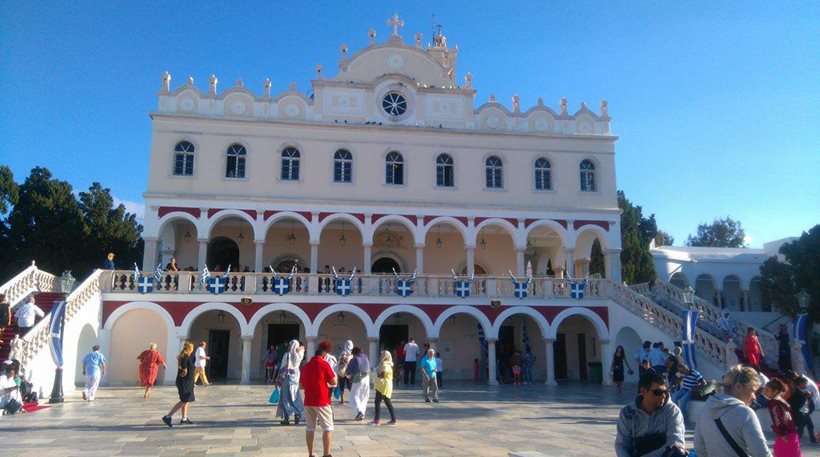 Thousands flock to Tinos for the celebration of the Virgin Mary ...