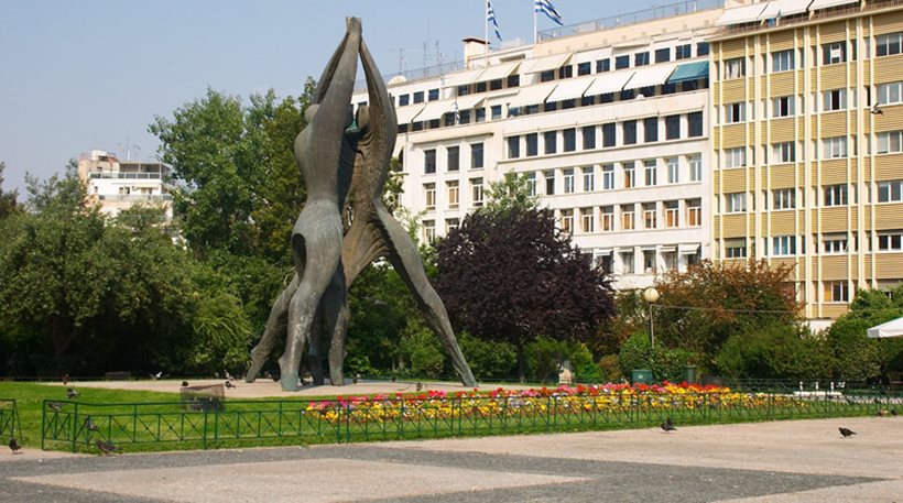 Shocking: Two foreigners hang man in downtown Athens - ProtoThema English