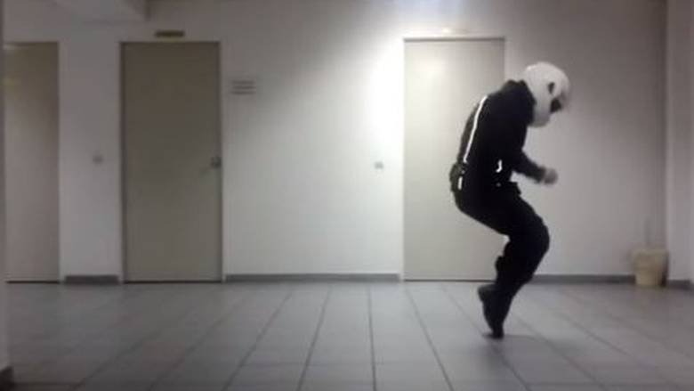 Policeman moonwalks like Michael Jackson! - ProtoThema English