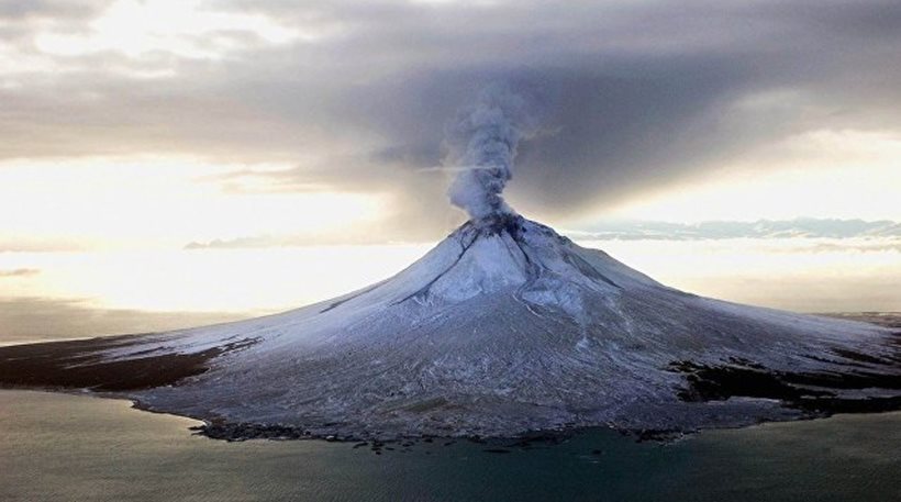 Alaska island volcano eruption causes alert - ProtoThema English