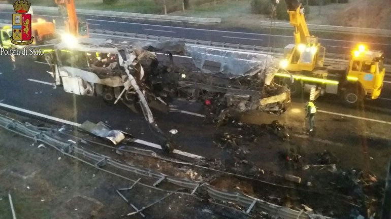 Tragedy in Italy! 16 teenagers burned alive when their bus caught fire ...