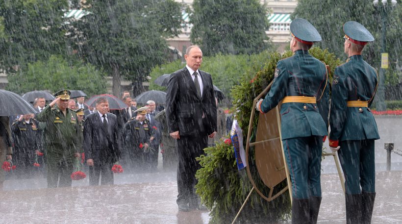Watch Putin stand in pouring rain to honour WWII dead (video ...