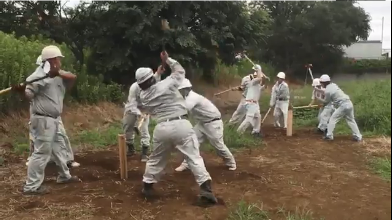 Japanese workers doing...their job! (AMAZING VIDEO) - ProtoThema English
