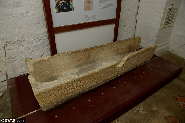 Child Breaks 800 Year Old Coffin Photos Protothema English