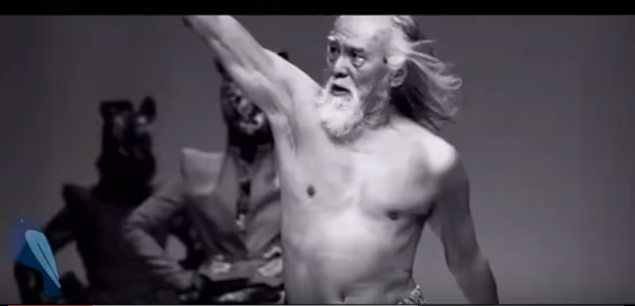 Meet the oldest model in the world! (video) - ProtoThema English