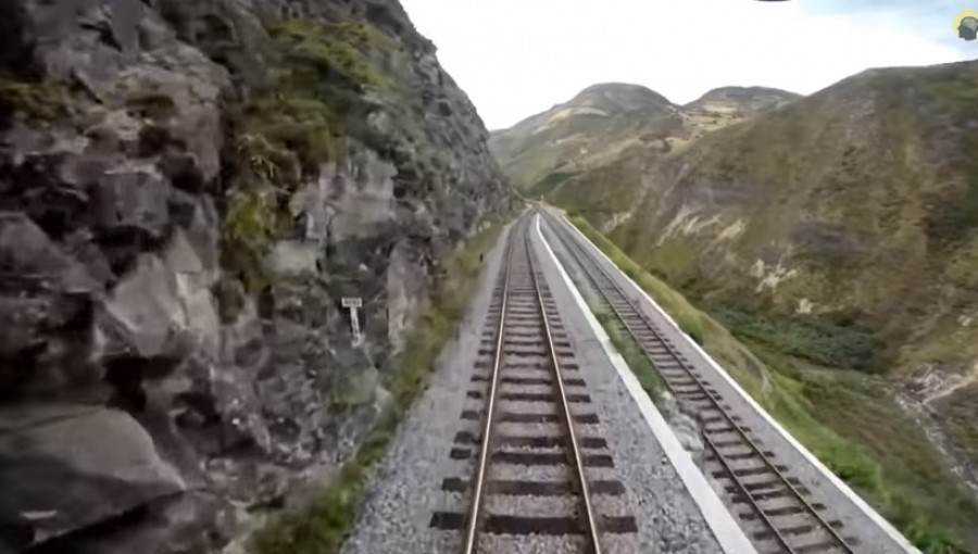 Most dangerous railways ever! (video) - ProtoThema English