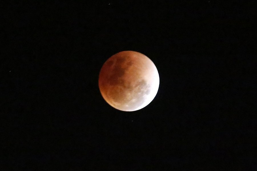 Stunning images of rare "super blood-blue moon" seen across the globe ...