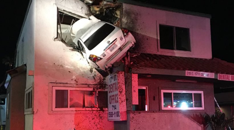 Incredible photo of car stuck in second floor (photos) - ProtoThema English