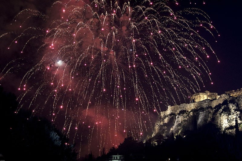 Athens and Thessaloniki usher in 2018 with fireworks (photos-video ...