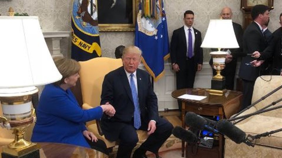 US President Trump welcomes German Chancellor Merkel with a kiss (video ...