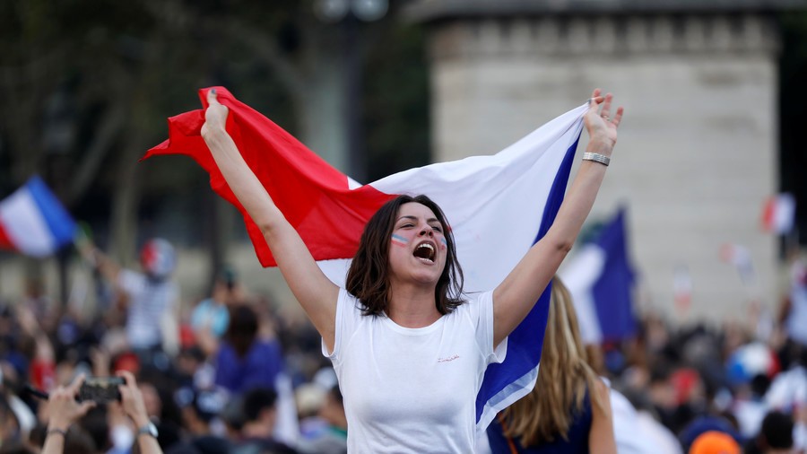 World Cup winners France arrive in Paris (VIDEO) - ProtoThema English
