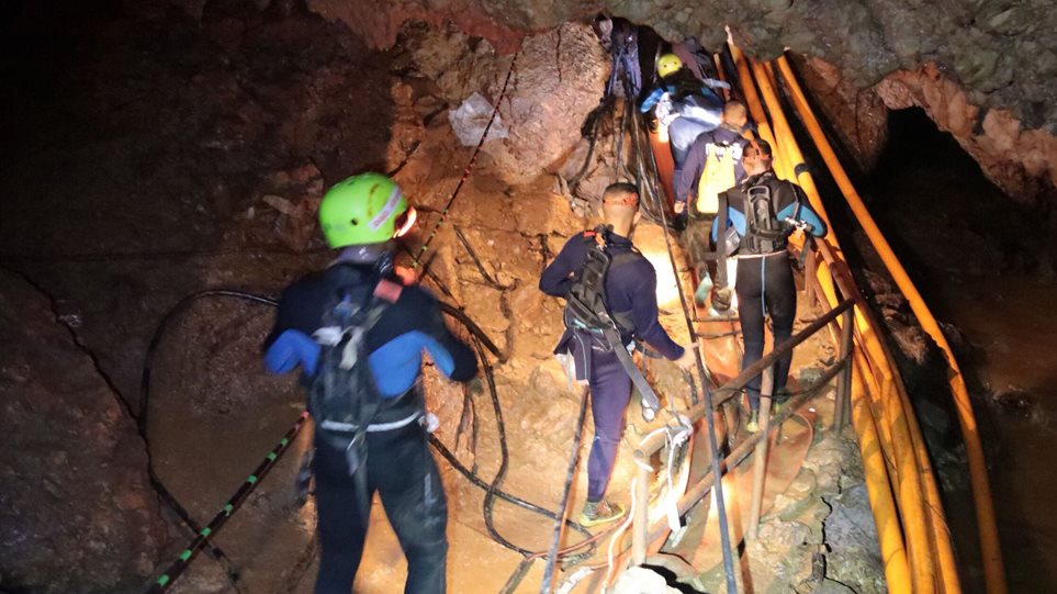 Rescue mission of Thai boys trapped in cave underway (videos ...