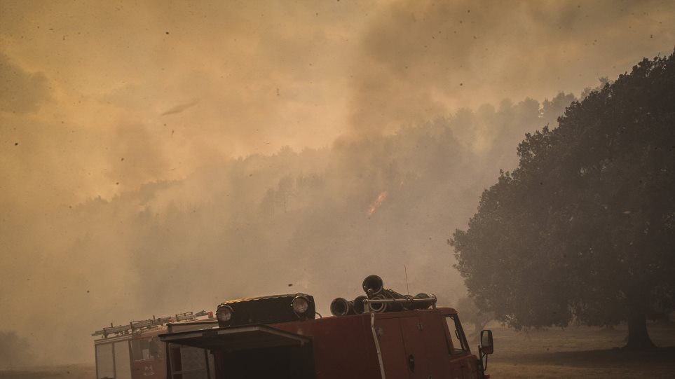 Large fire in Kefalonia threatens settlement - ProtoThema English