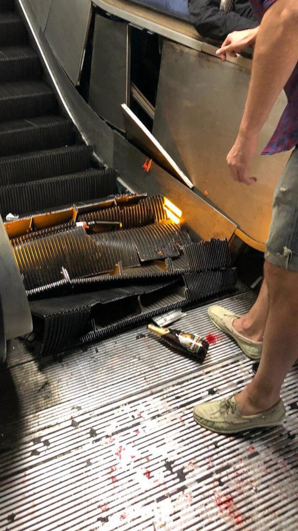 Fans injured in escalator collapse in Rome (video) - ProtoThema English