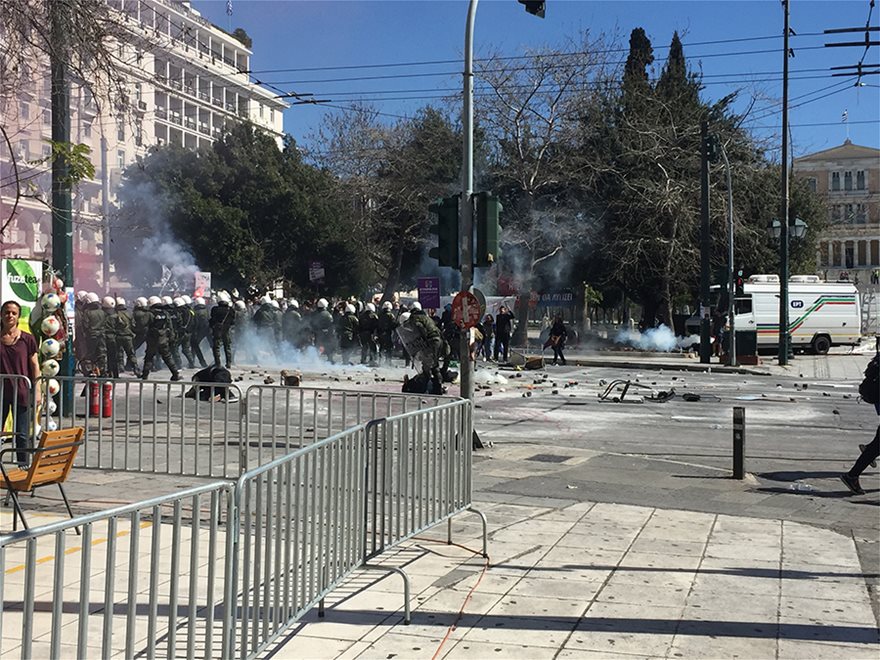 Athens: "Riots" & "protesters" as Syntagma Square turns into a movie ...