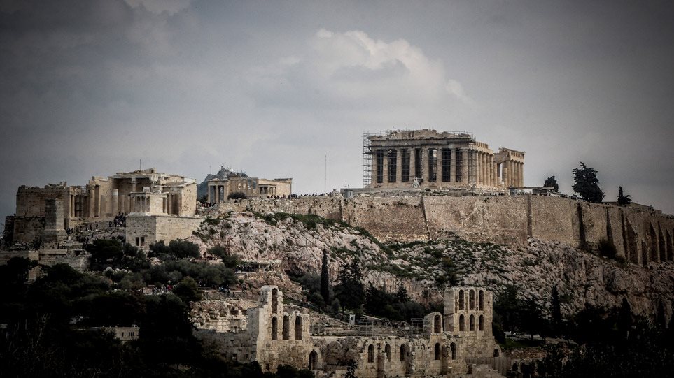 Four injured by lightning bolt at Acropolis - ProtoThema English