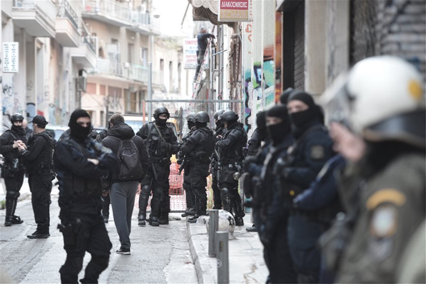 Exarchia: Police Operation in occupied buildings underway! (videos ...