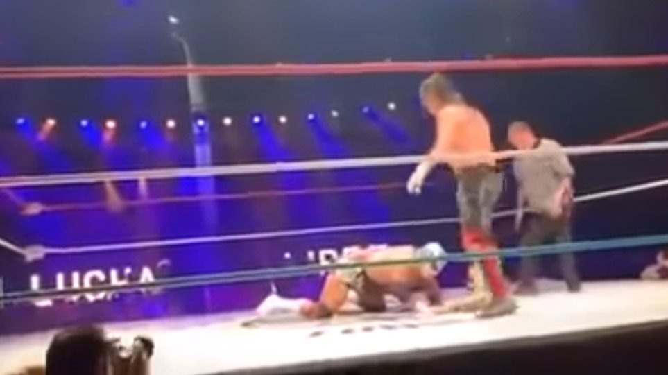 Pro wrestler dies in the ring (warning: disturbing video) - ProtoThema ...