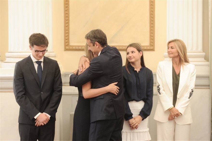 Emotional moment as Mitsotakis embraces his children after swearing-in ...