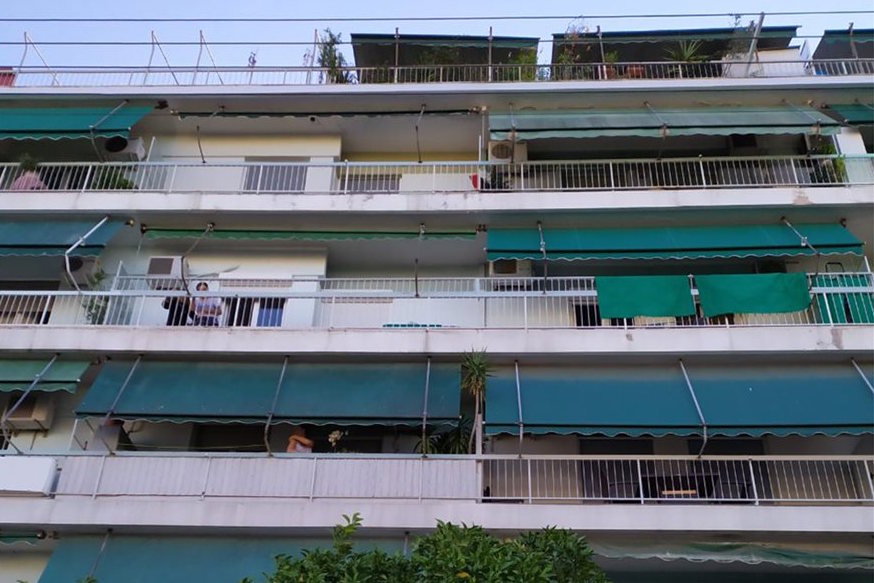 Man survives fall from 6th floor in Athens (photos) - ProtoThema English